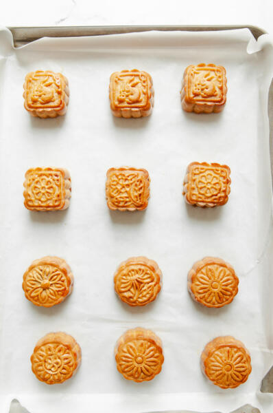 Chocolate Fudge Mooncakes with step-by-step photos | Eat, Little Bird